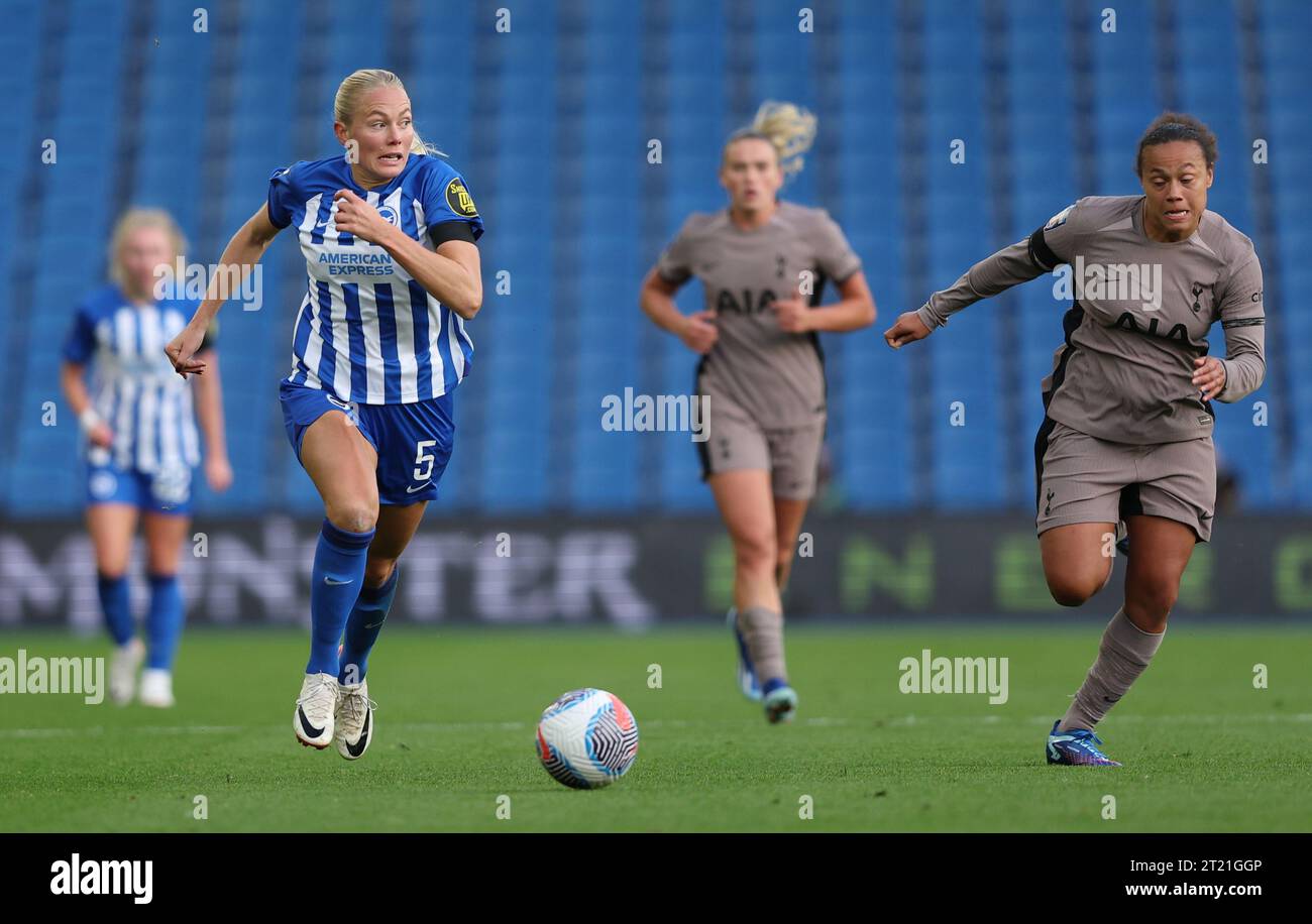 Brighton, UK. 15th Oct, 2023. Brighton defender Guro Bergsvand (5 ...