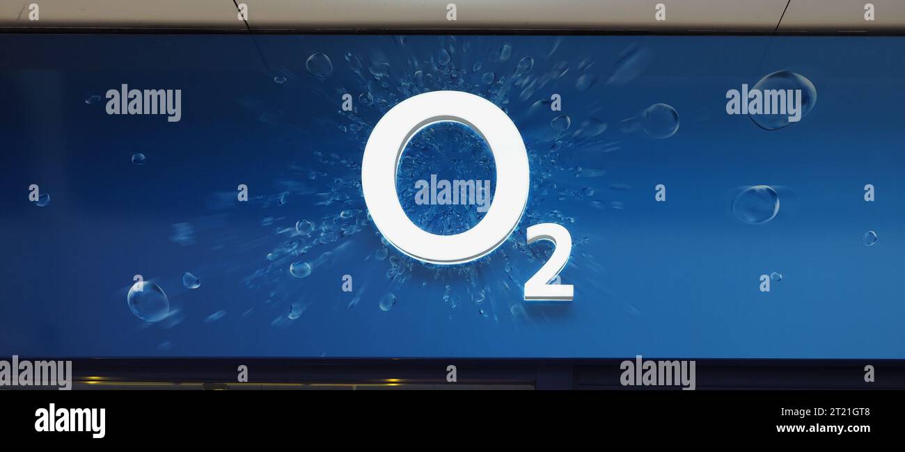 O2 store sign hi-res stock photography and images - Alamy
