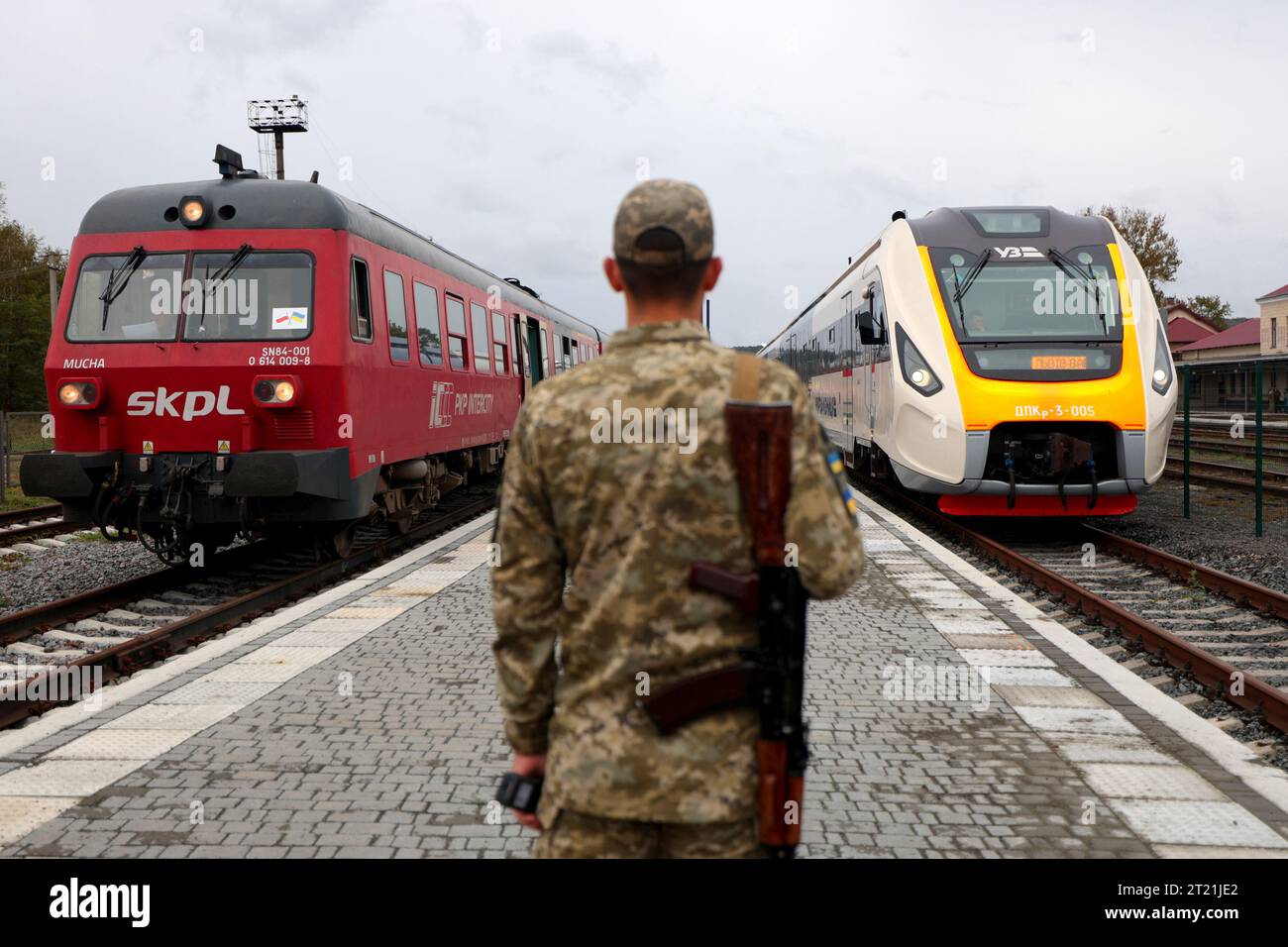 RAVA-RUSKA, UKRAINE - OCTOBER 15, 2023 - A Ukrainian border guard faces ...