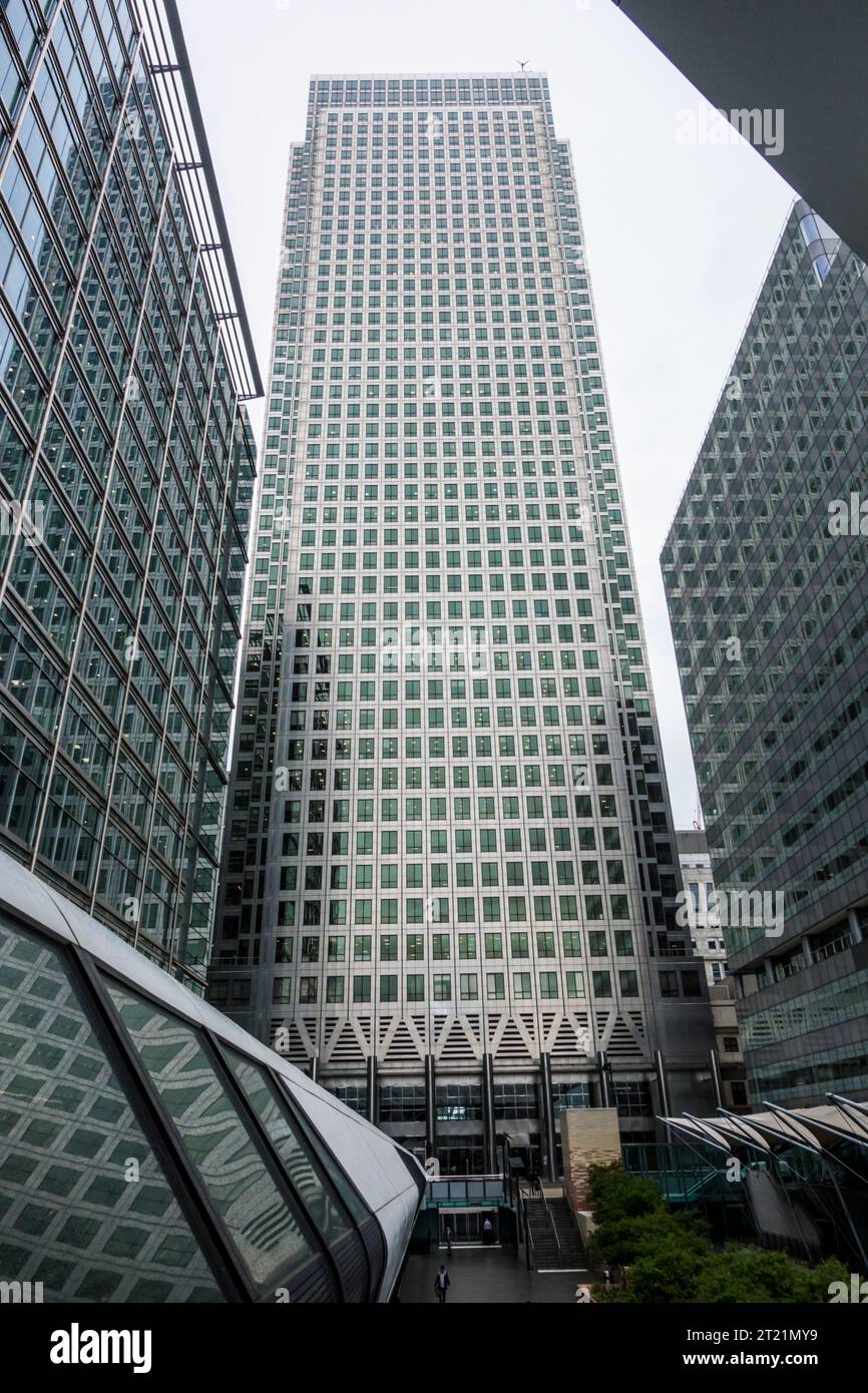 Crossrail Place and One Canada Square Building, Canary Wharf, London Stock Photo - Alamy