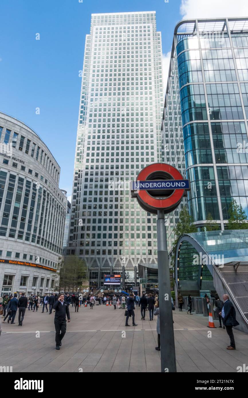 Underground sign with One Canada Square building in the background, Canary Wharf, London Stock ...
