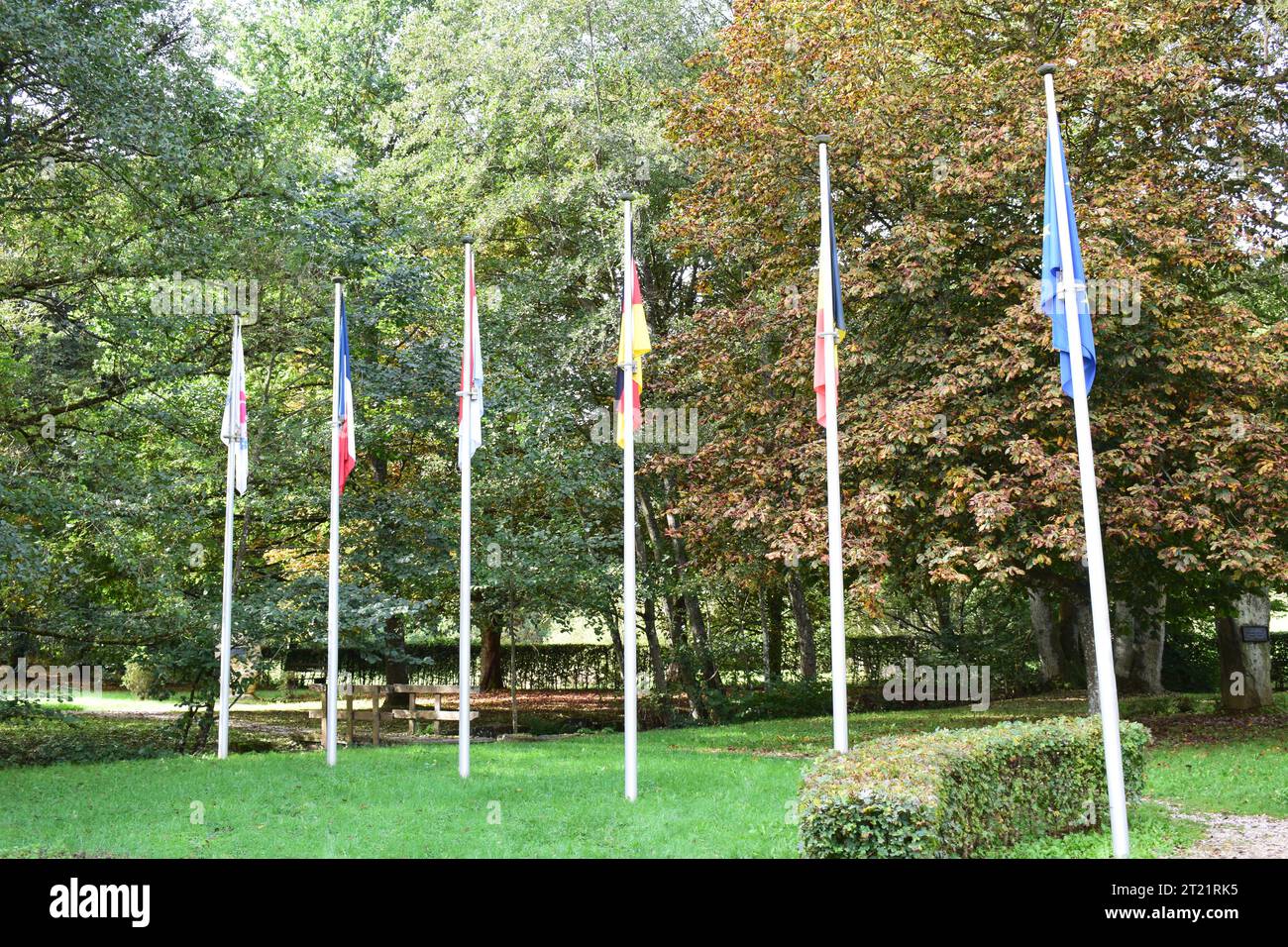 Falling europe map hi-res stock photography and images - Alamy