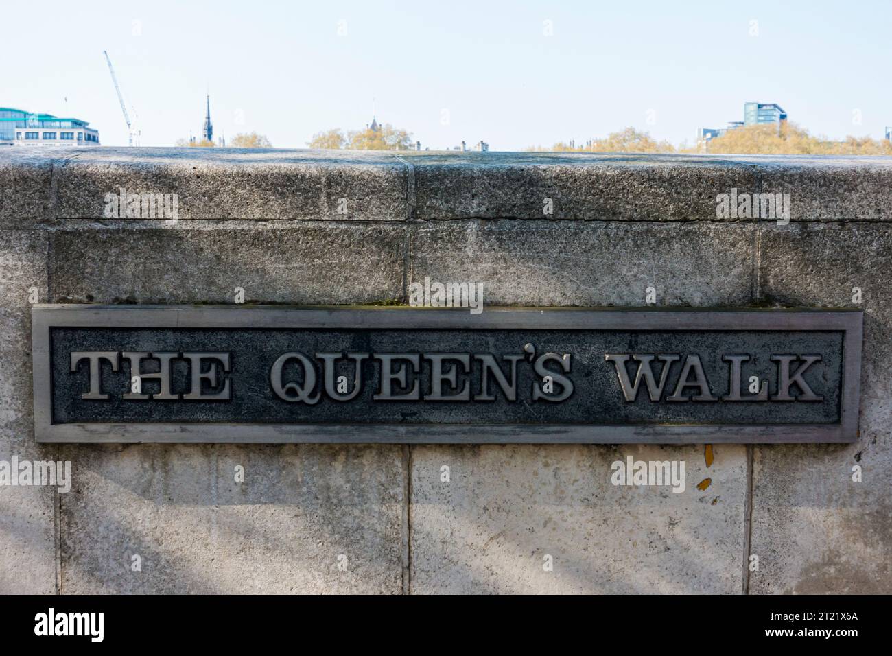 Sign queens walk london england hi-res stock photography and images - Alamy