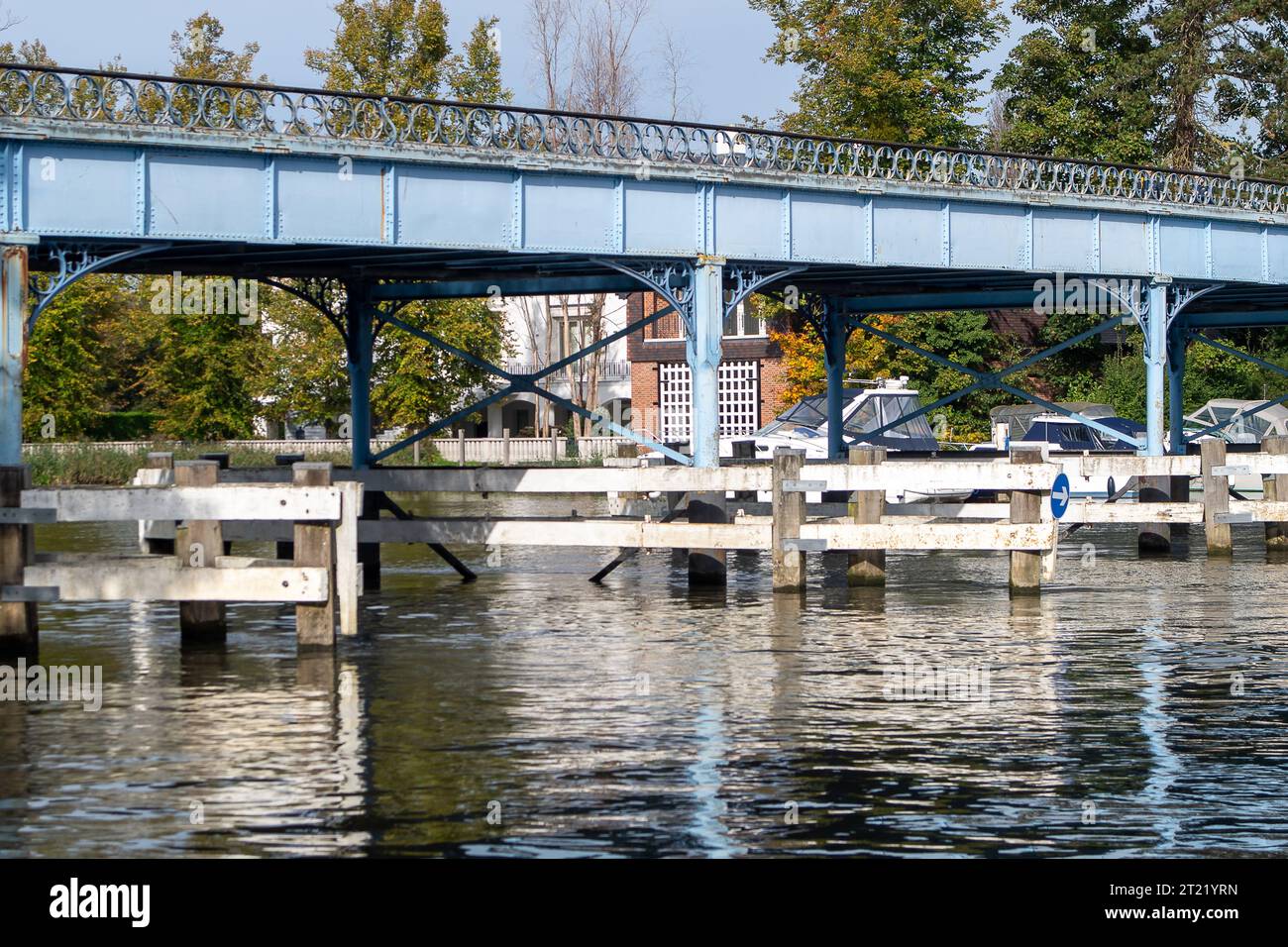 Cookham, UK. 16th October, 2023. Cookham Bridge across the River Thames ...