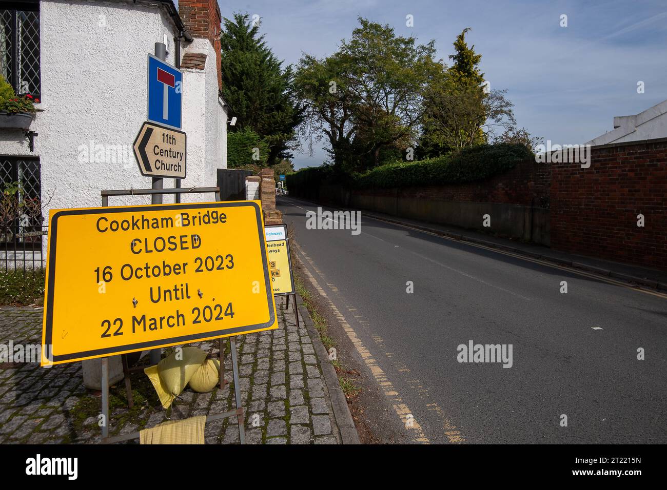 Cookham, UK. 16th October, 2023. Cookham Bridge across the River Thames ...