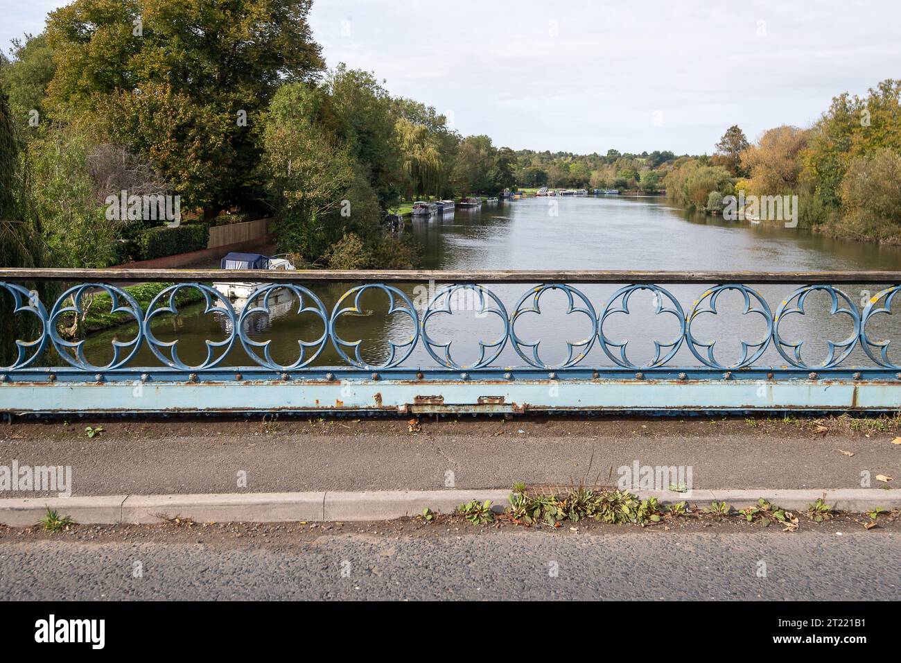 Cookham, UK. 16th October, 2023. Cookham Bridge across the River Thames ...