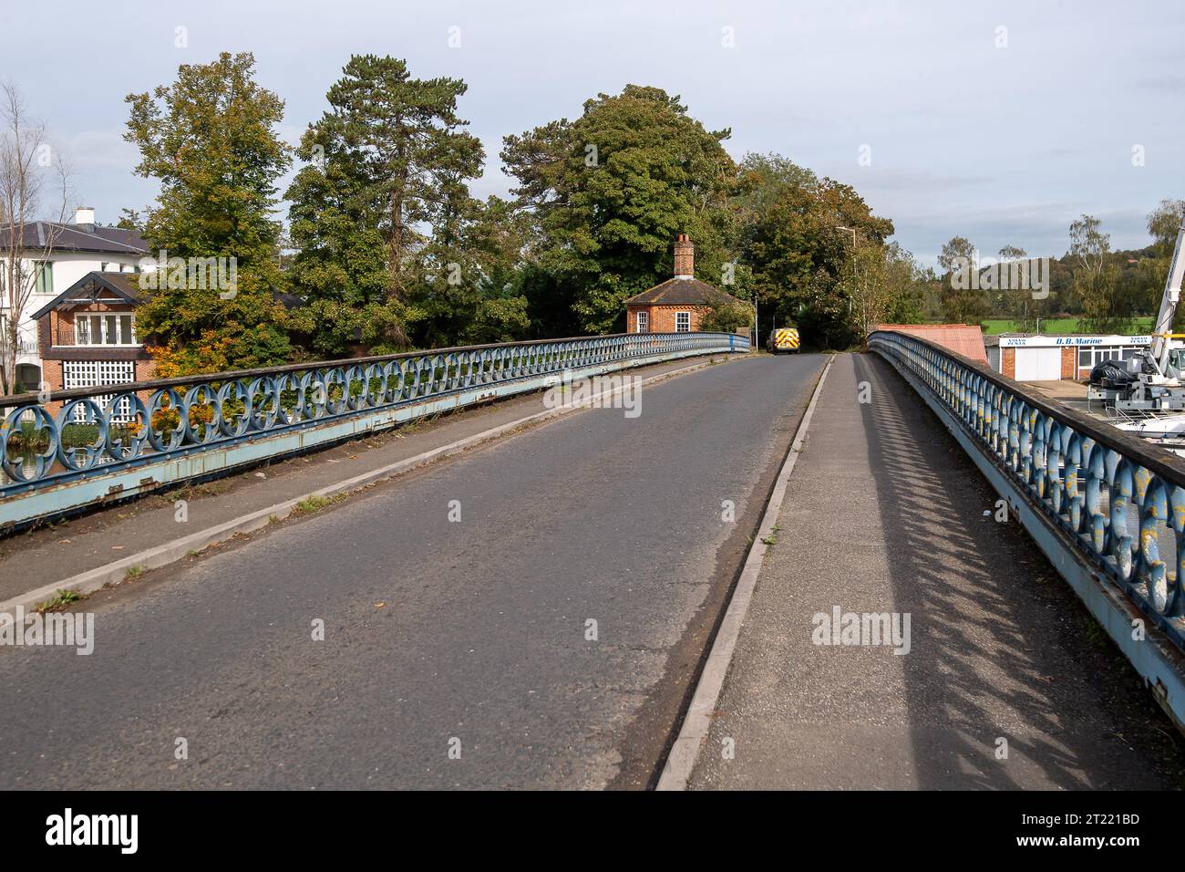 Bridge across thames cookham hi-res stock photography and images - Alamy