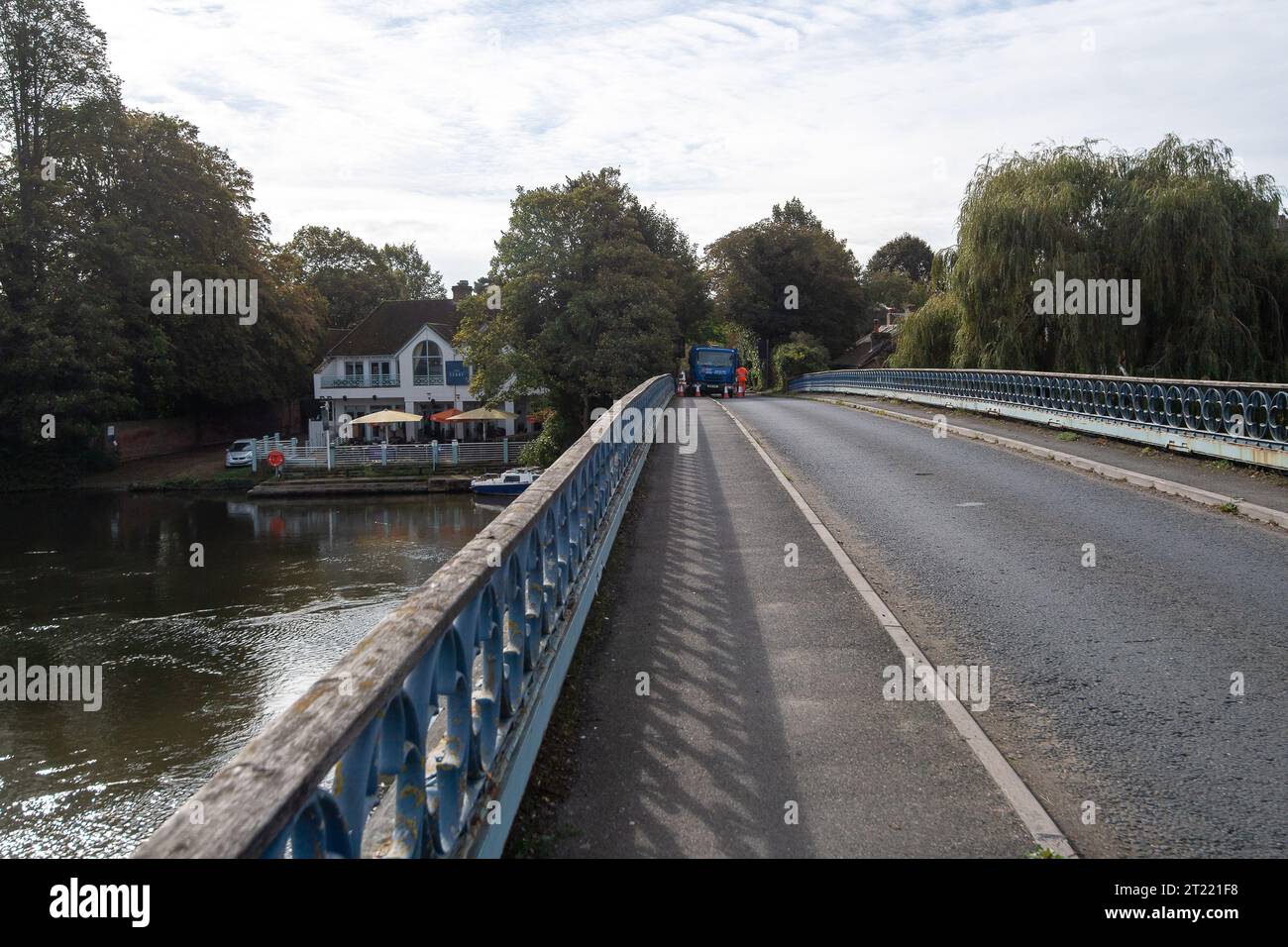Cookham, UK. 16th October, 2023. Cookham Bridge across the River Thames ...
