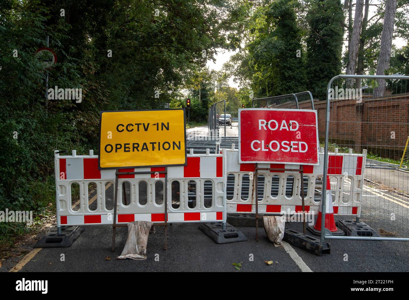 Cookham, UK. 16th October, 2023. Cookham Bridge across the River Thames ...