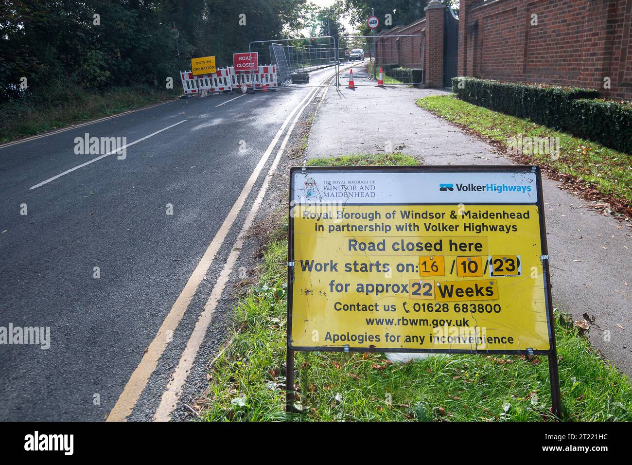 Cookham, UK. 16th October, 2023. Cookham Bridge across the River Thames ...