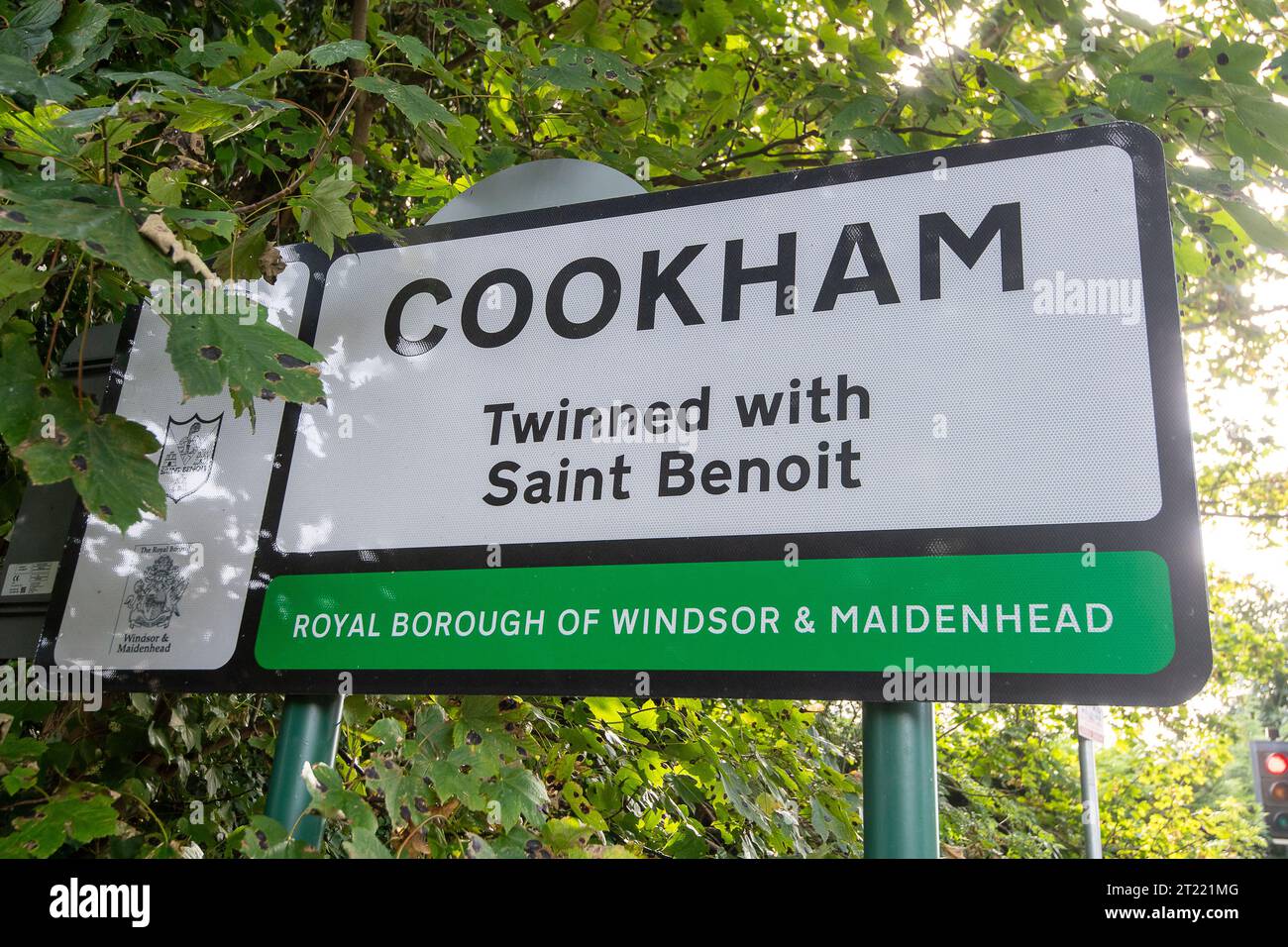 Cookham, UK. 16th October, 2023. Cookham Bridge across the River Thames ...