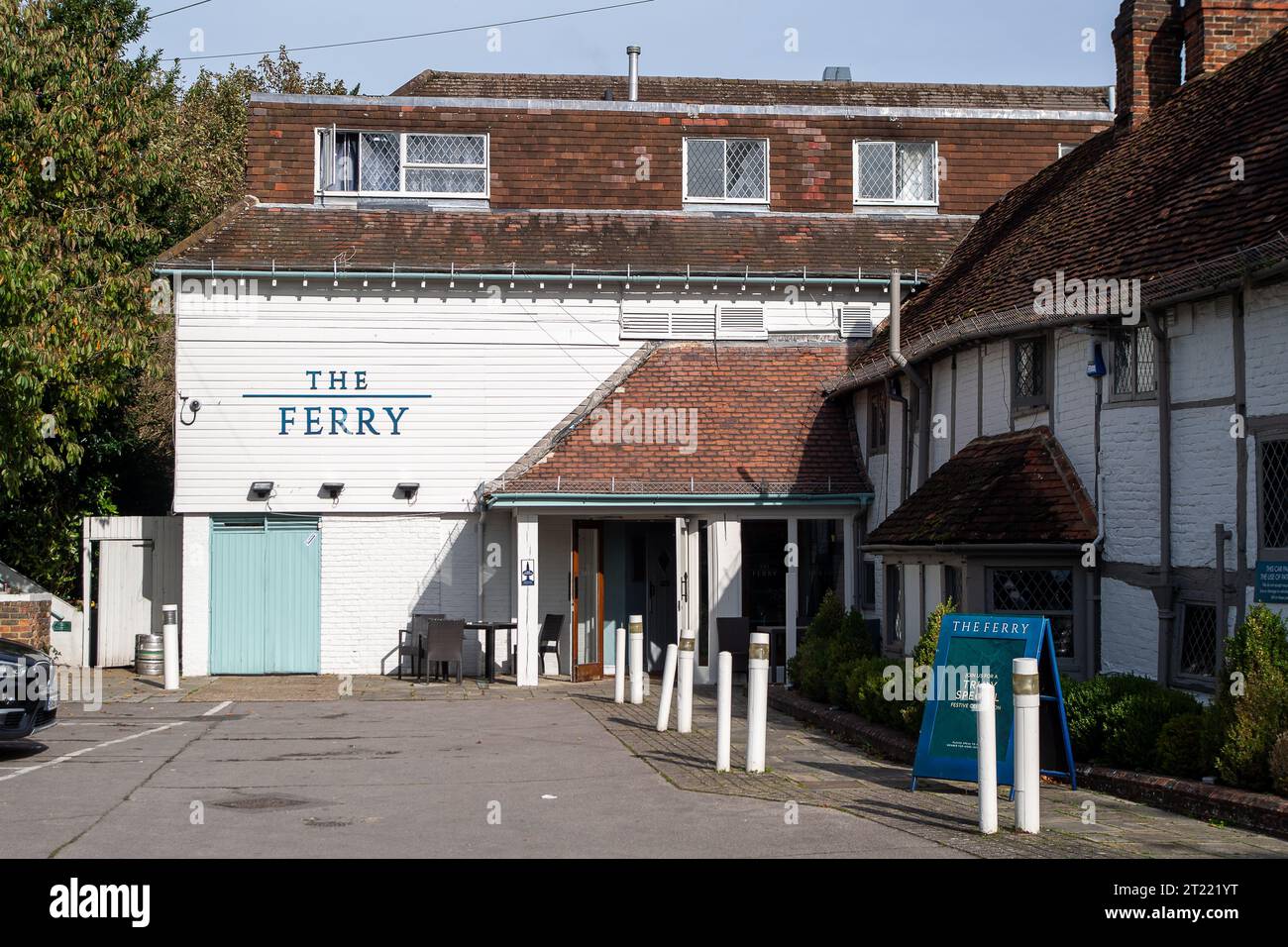 Cookham, UK. 16th October, 2023. The Ferry pub next to the bridge ...