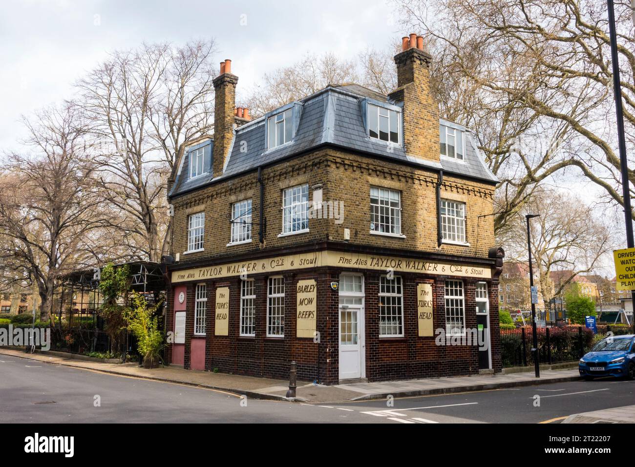 The traditional Turk's Head Pub, Wapping, London Stock Photo - Alamy