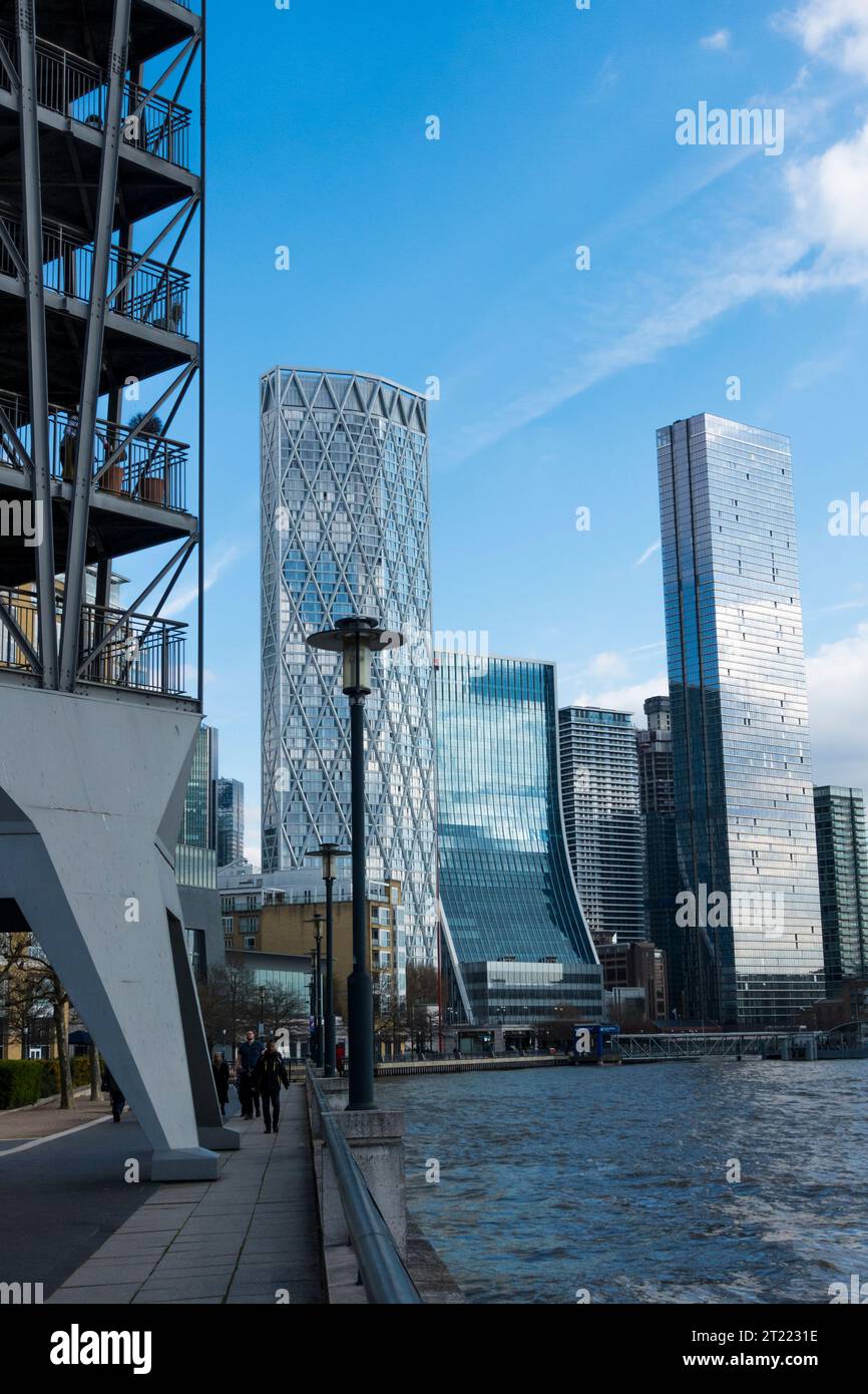 Canary Wharf buildings viewed from the North Thames Path, London Stock ...