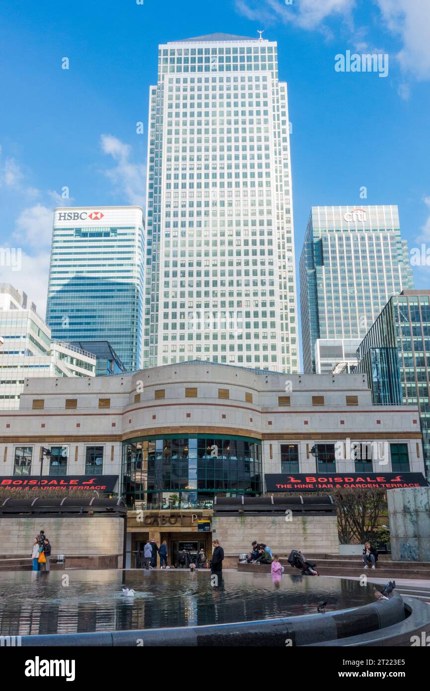 Cabot Place and One Canada Square building, Canary Wharf, London Stock Photo - Alamy