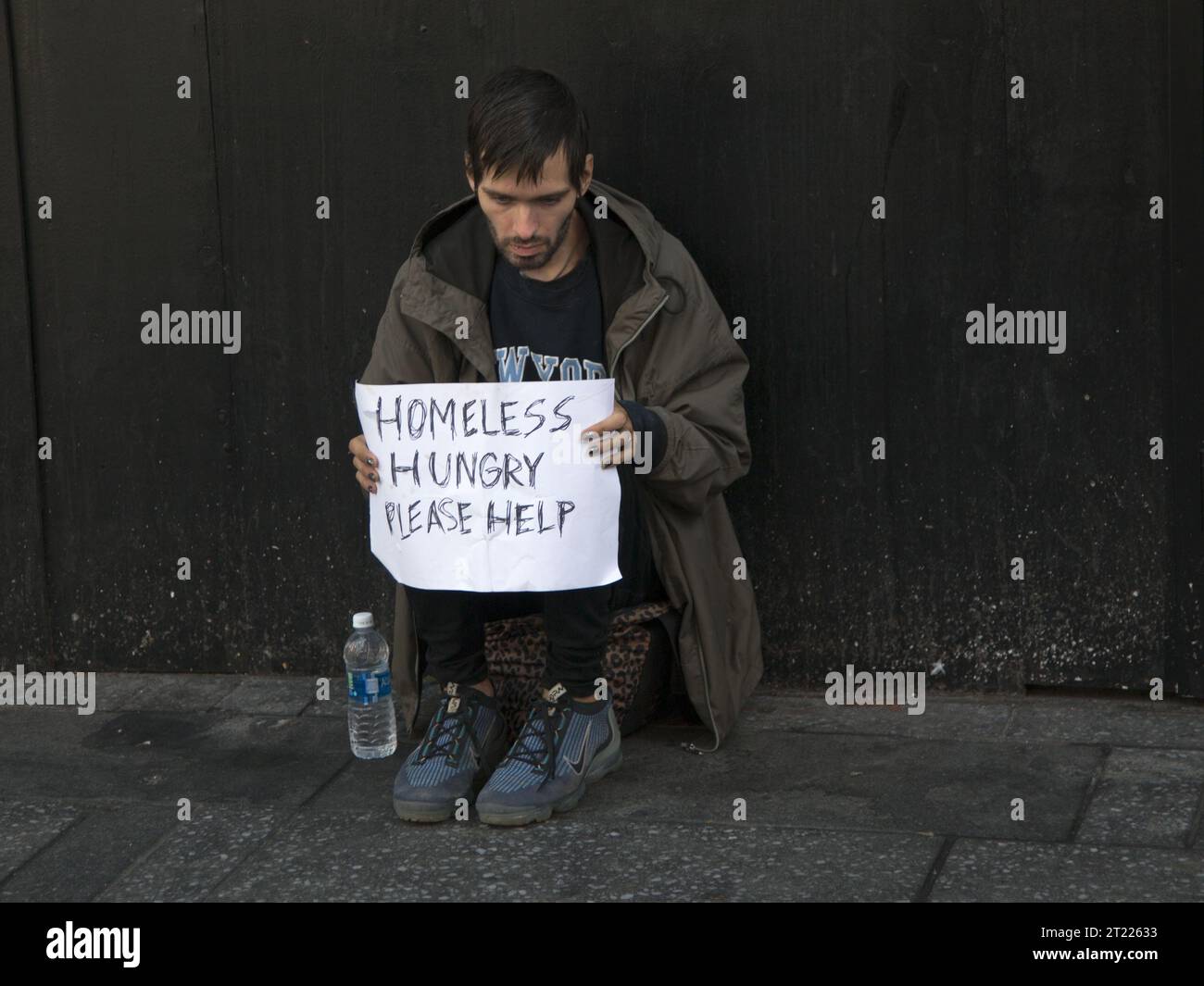 Ny nyc new york city manhattan homeless homelessness alone hi-res stock ...