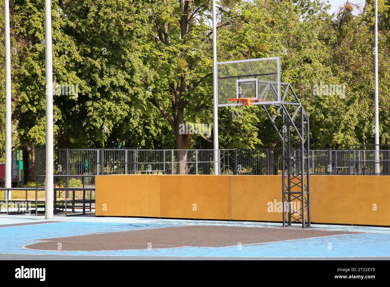Empty bench basketball court hi-res stock photography and images - Alamy