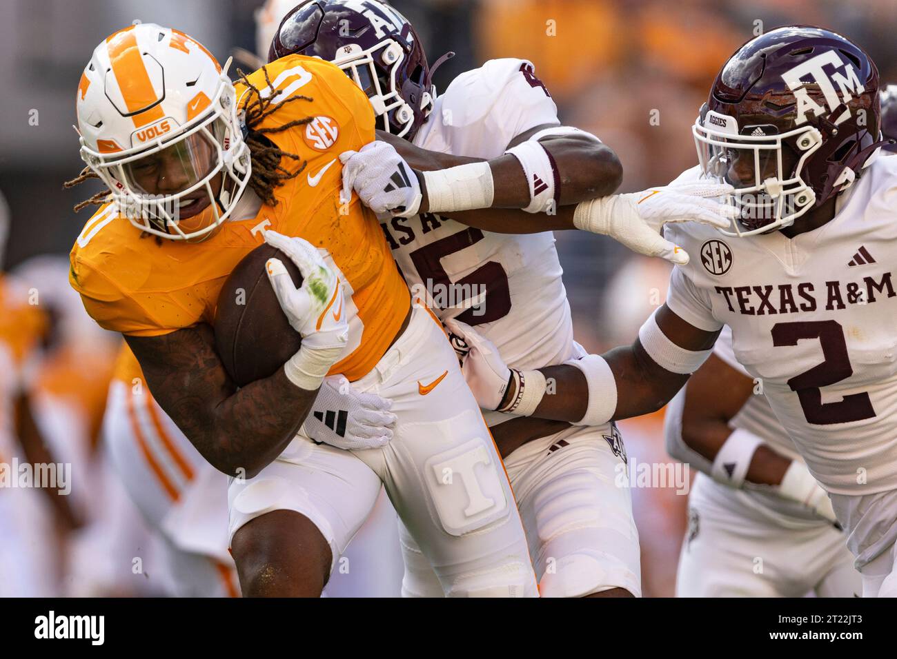 Tennessee running back Jaylen Wright (0) runs for yardage as he's hit ...