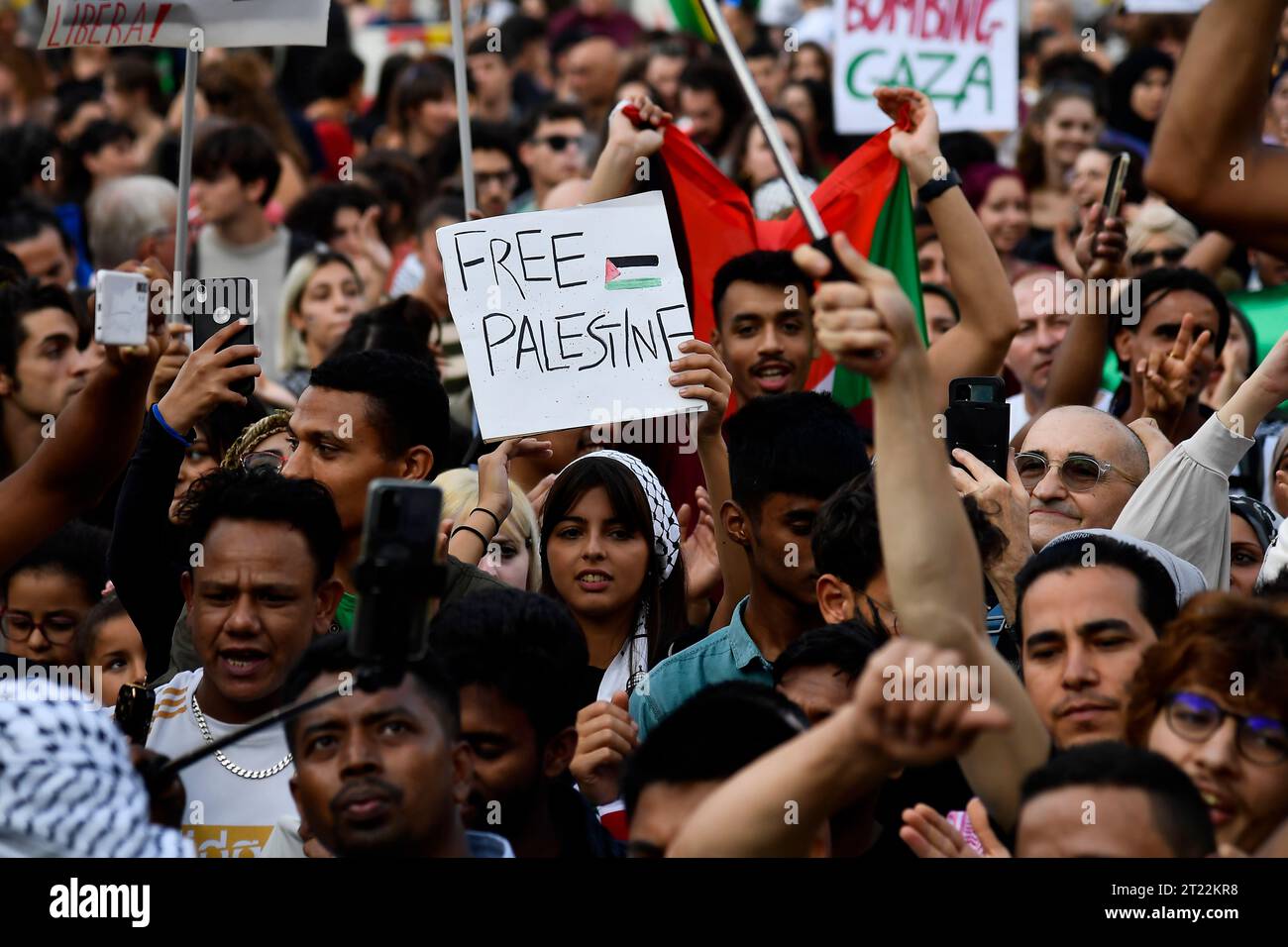 Turin, Italy. 14th Oct, 2023. Palestinian protestors during the Free ...