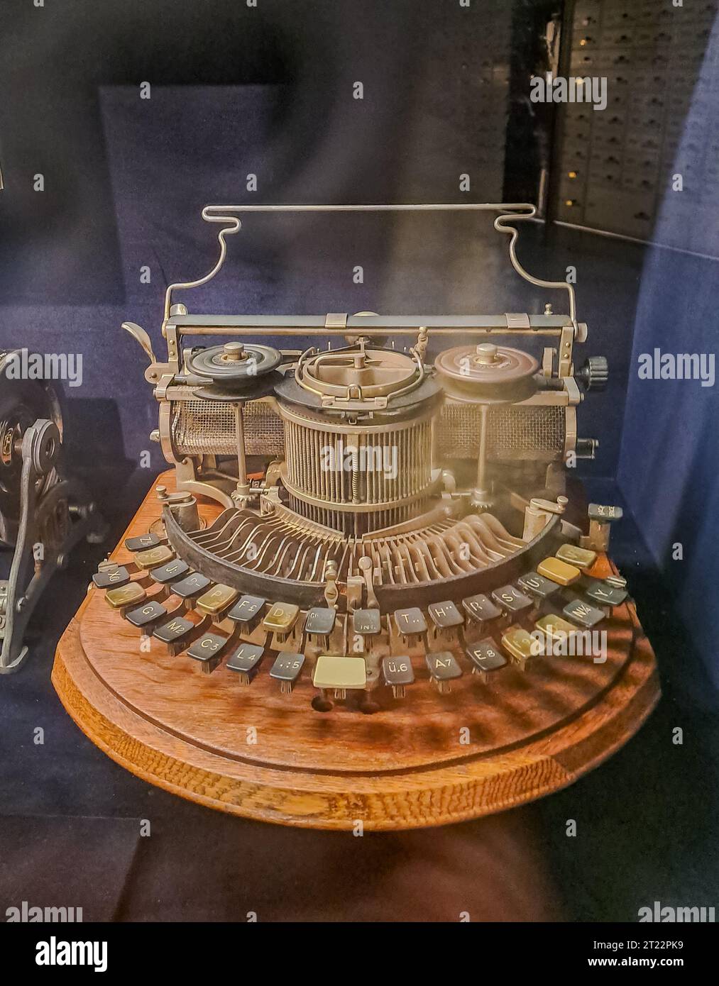 Check writer machine hi-res stock photography and images - Alamy