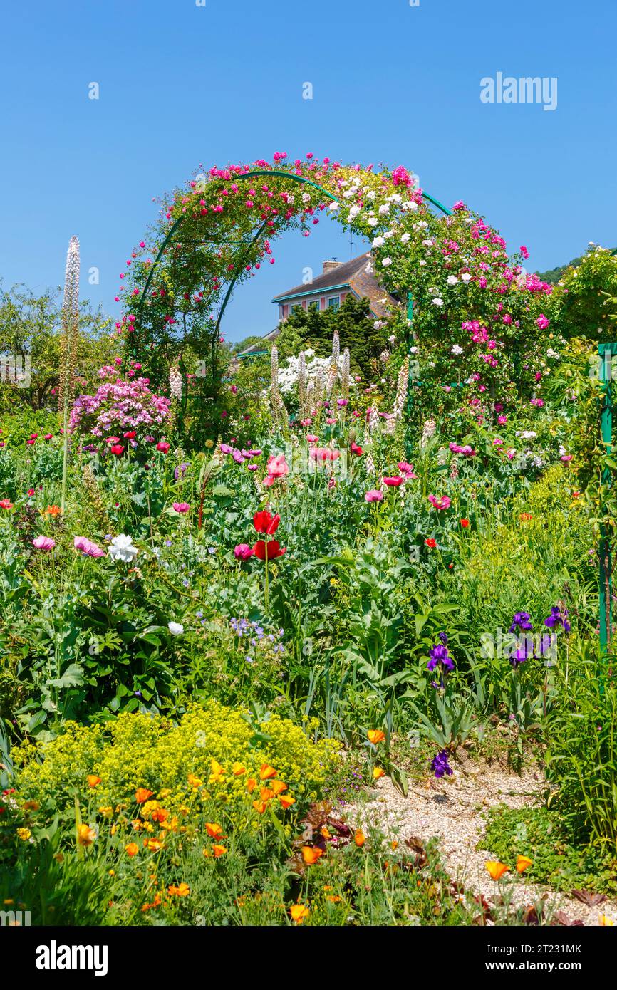 Rose arches and colourful summer flower borders in Giverny, the garden ...
