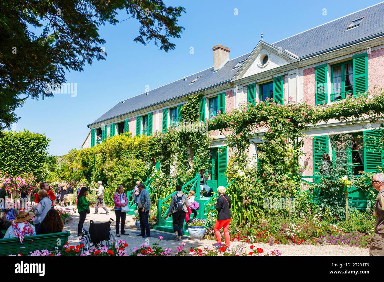 Monet’s house and visitors at Giverny, the garden of French ...