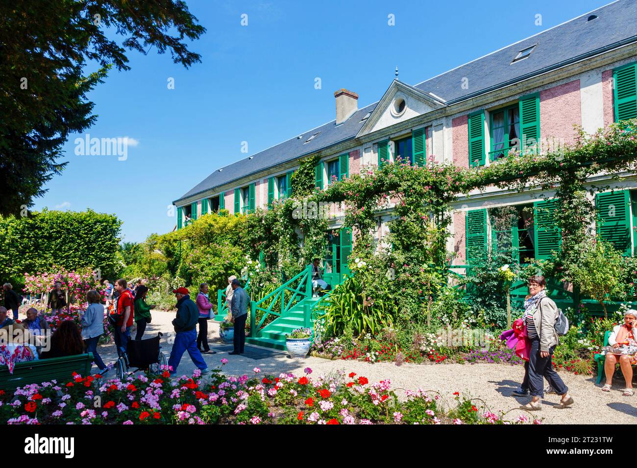Monet’s house and visitors at Giverny, the garden of French ...