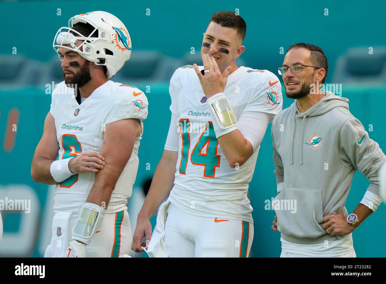 Miami Dolphins head coach Mike McDaniel, right, watches players warmup ...