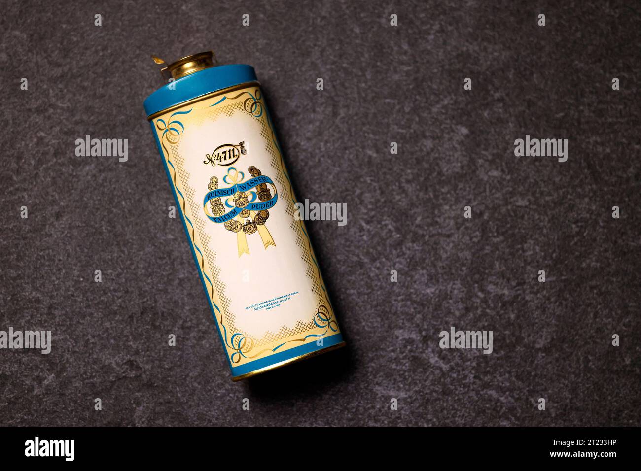 Ein Vintage-Produkt von 4711 Talcum Puder mit dem Logo von 4711 ...