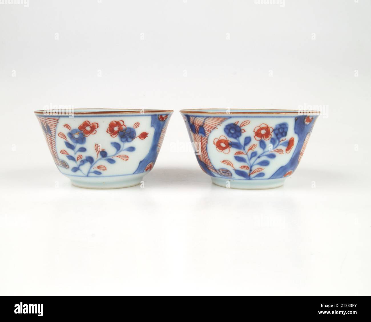Antique 18th century Chinese porcelain tea bowl. Repaired. d un meta ...