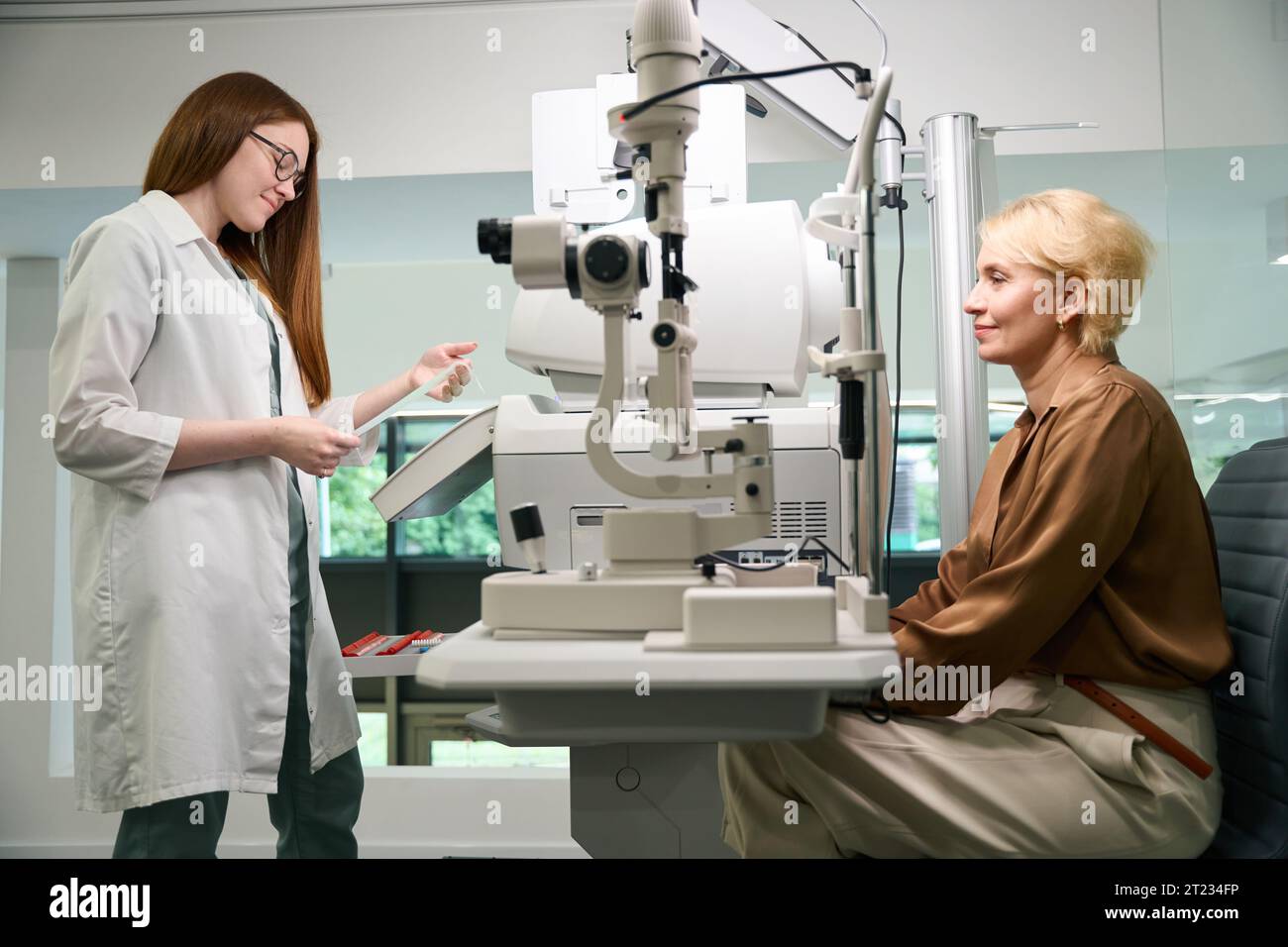Two ophthalmologists hi-res stock photography and images - Alamy