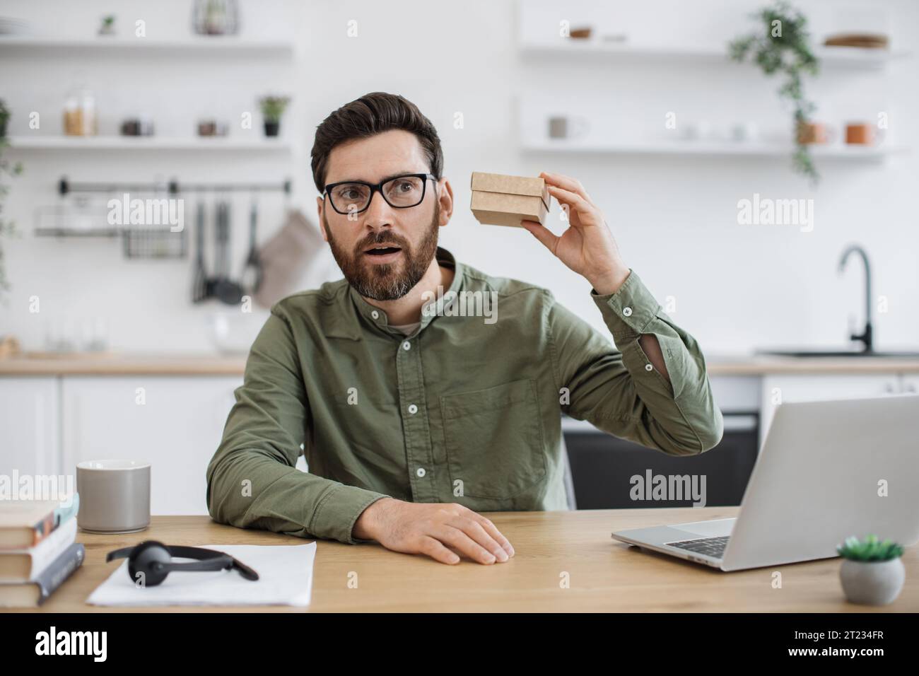 Shaking hands with delivery person hi-res stock photography and images ...