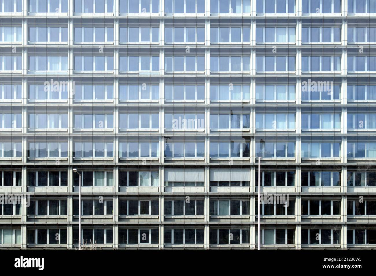 Full glass facade exterior of an office building Stock Photo - Alamy