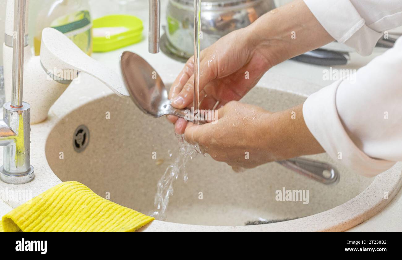women's hands wash dishes kitchen Stock Photo - Alamy