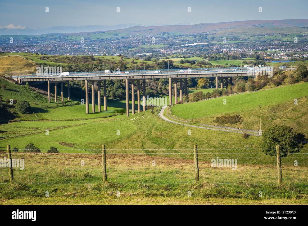 16.10.23 Denshaw, Oldham, Lancas, UK. The Rakewood viaduct carrying the ...
