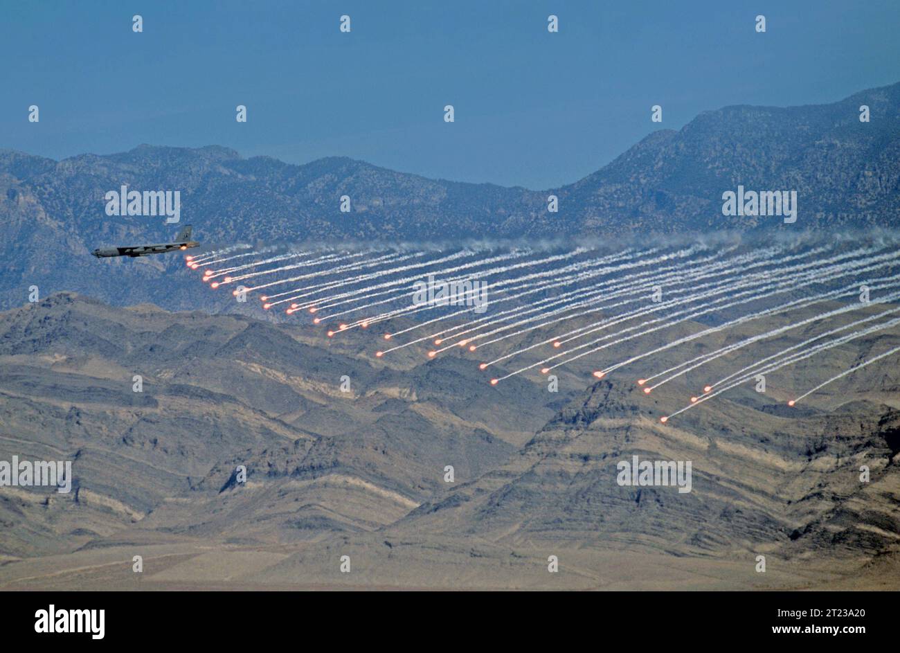 Ein Langstreckenbomber der US Air Force vom Typ Boeing B-52 ...