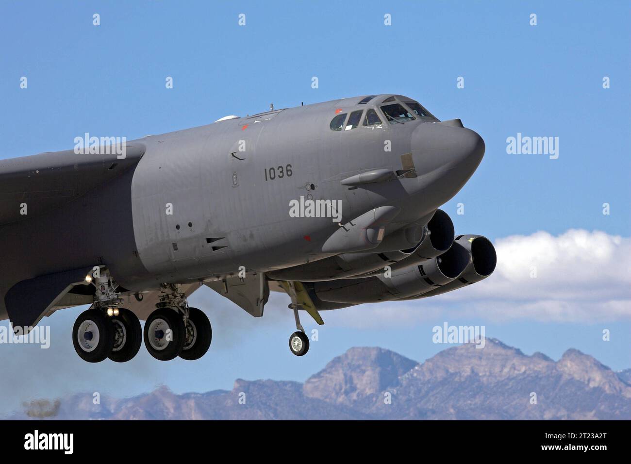 Ein Langstreckenbomber der US Air Force vom Typ Boeing B-52 ...