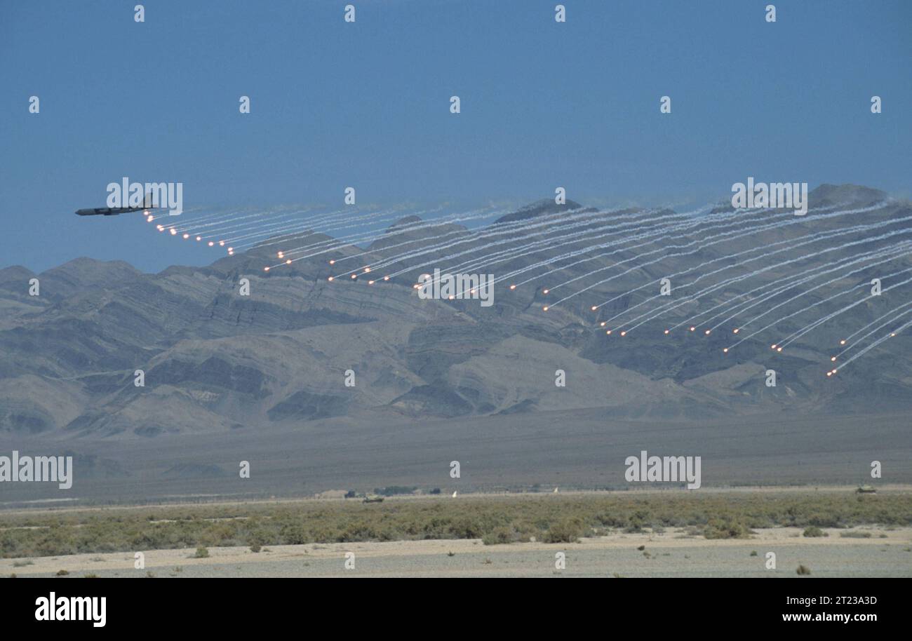 Ein Langstreckenbomber der US Air Force vom Typ Boeing B-52 ...