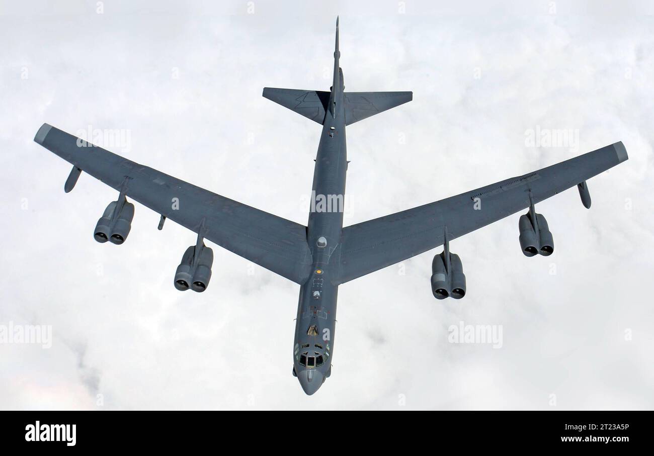 Ein Langstreckenbomber der US Air Force vom Typ Boeing B-52 ...