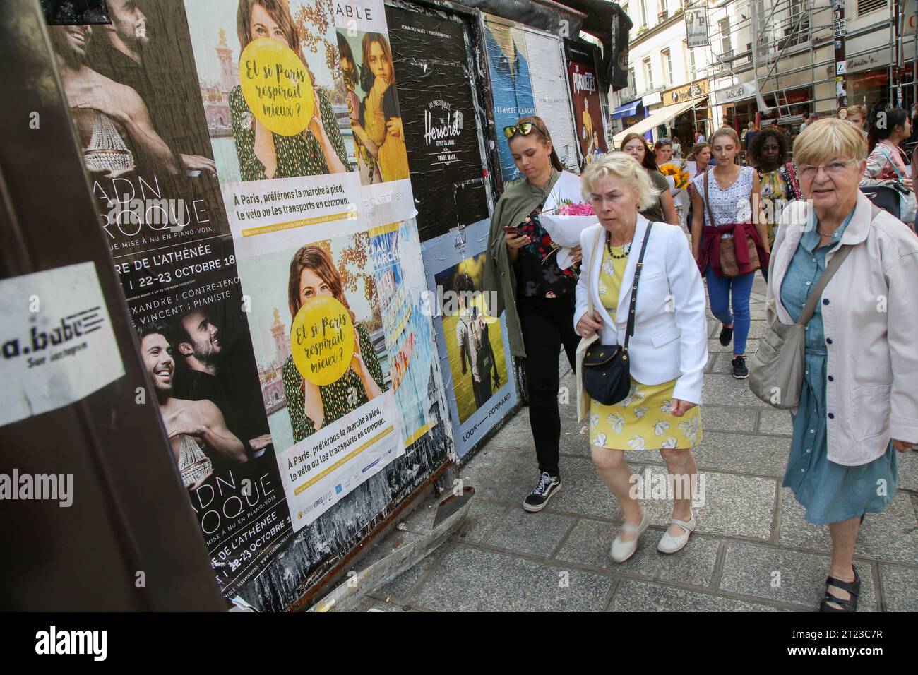 Paris france french advertising billboards hi-res stock photography and ...