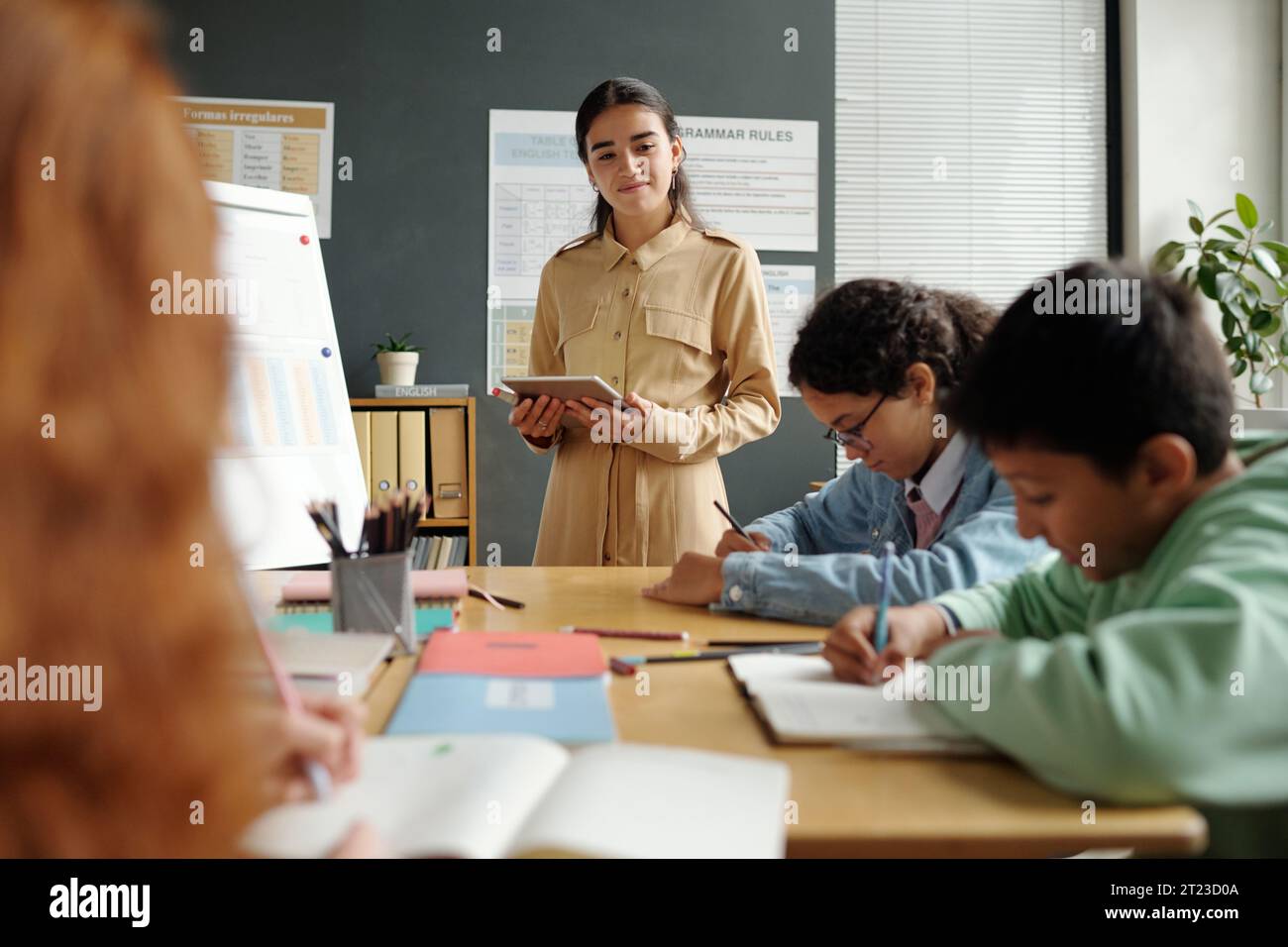 Child using whiteboard hi-res stock photography and images - Alamy