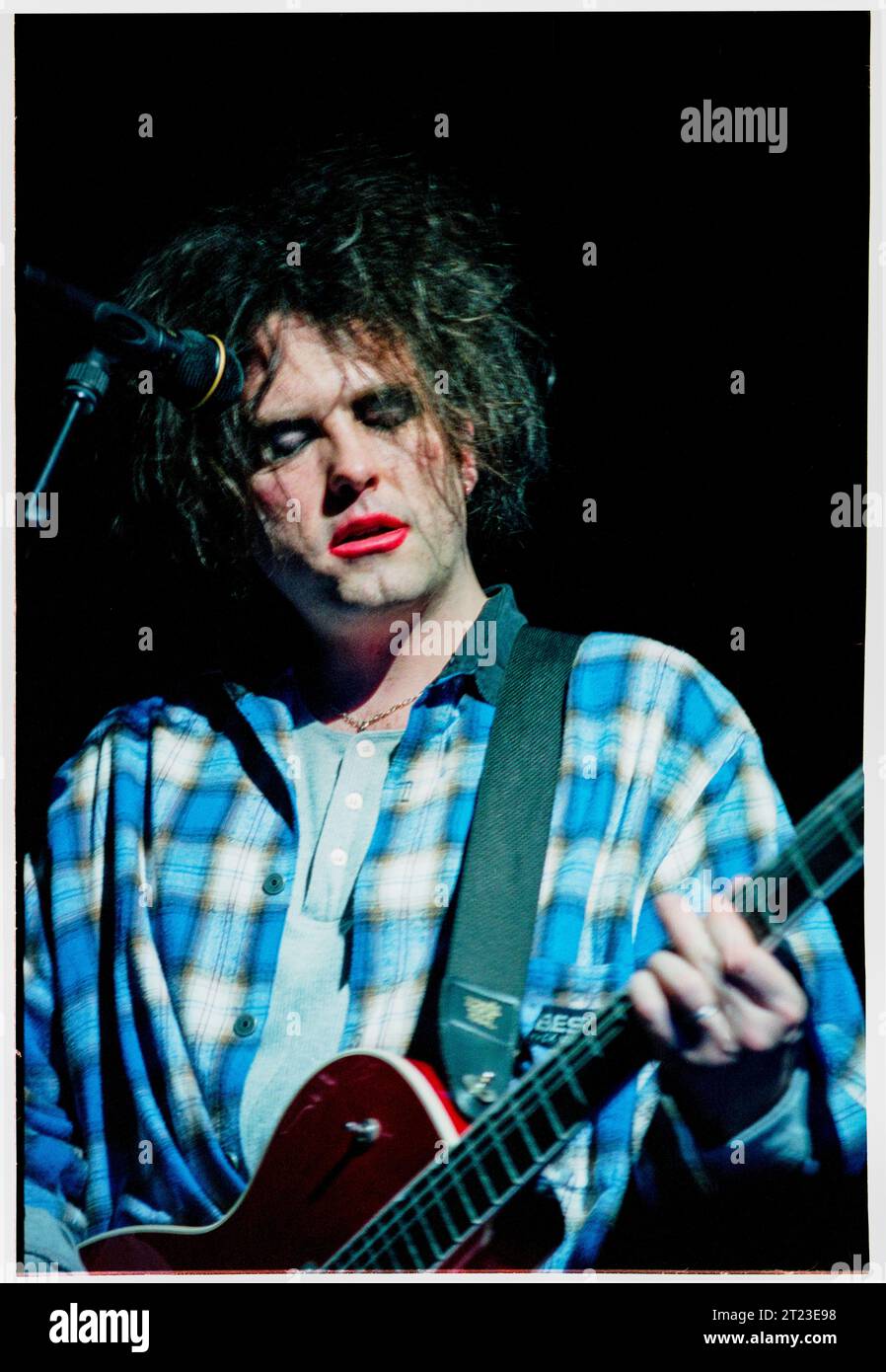Cure robert smith hi-res stock photography and images - Alamy