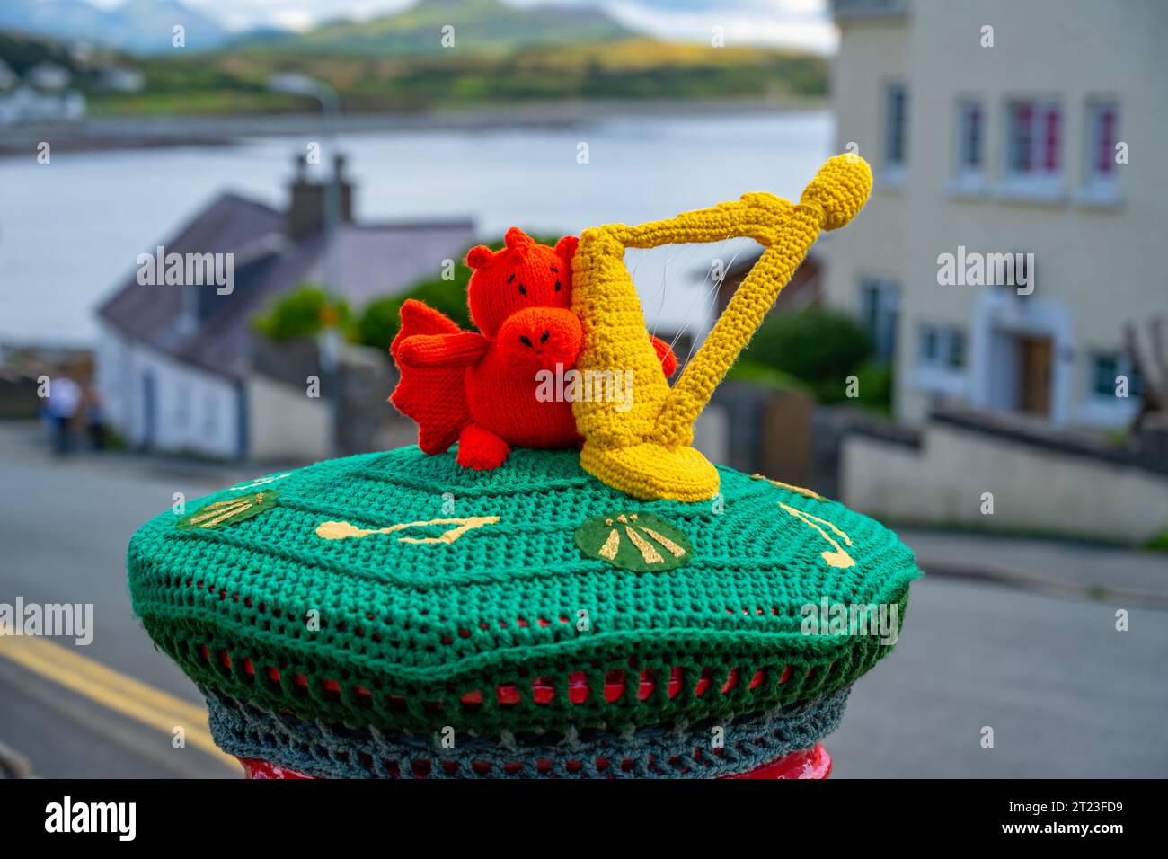 Knitted post box topper of welsh dragon on Castle street Criccieth ...