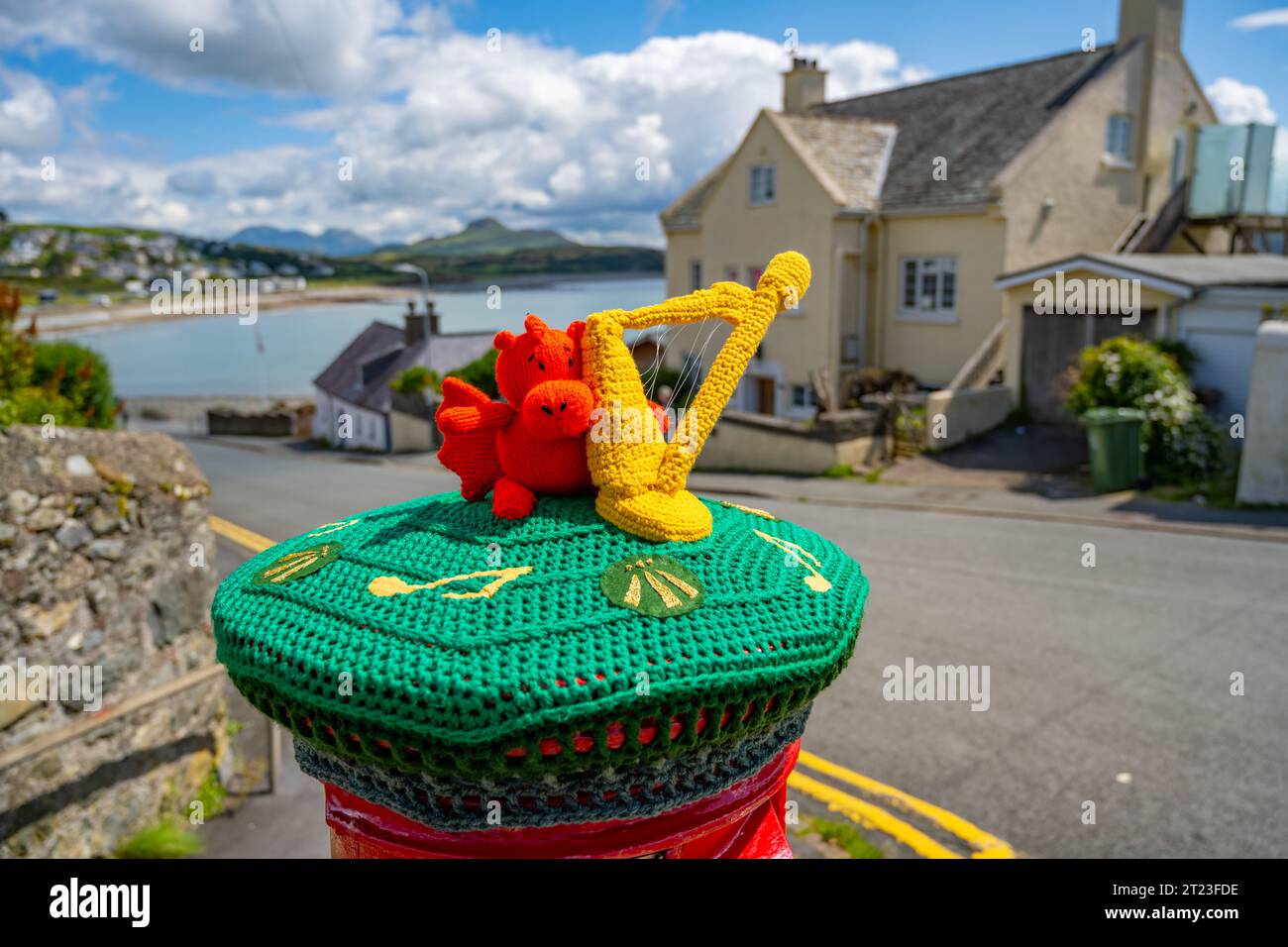 Knitted post box topper hi-res stock photography and images - Alamy