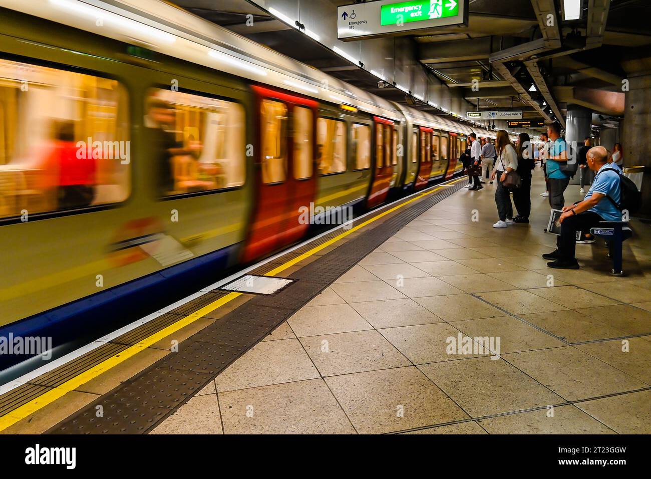 England london underground passenger hi-res stock photography and ...