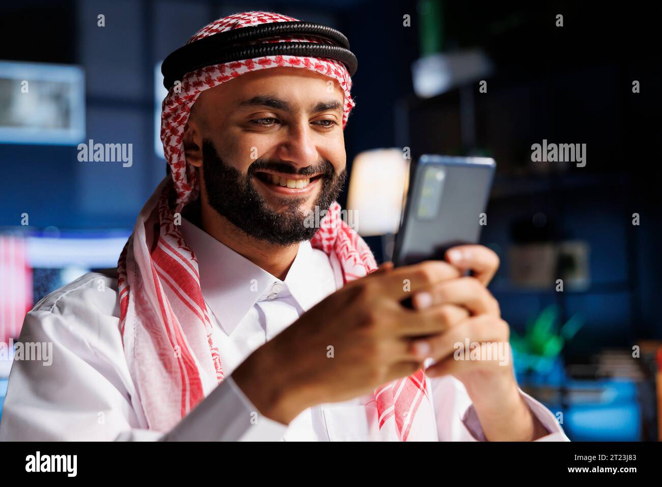 Traditional dressed arab businessman smartphone hi-res stock ...