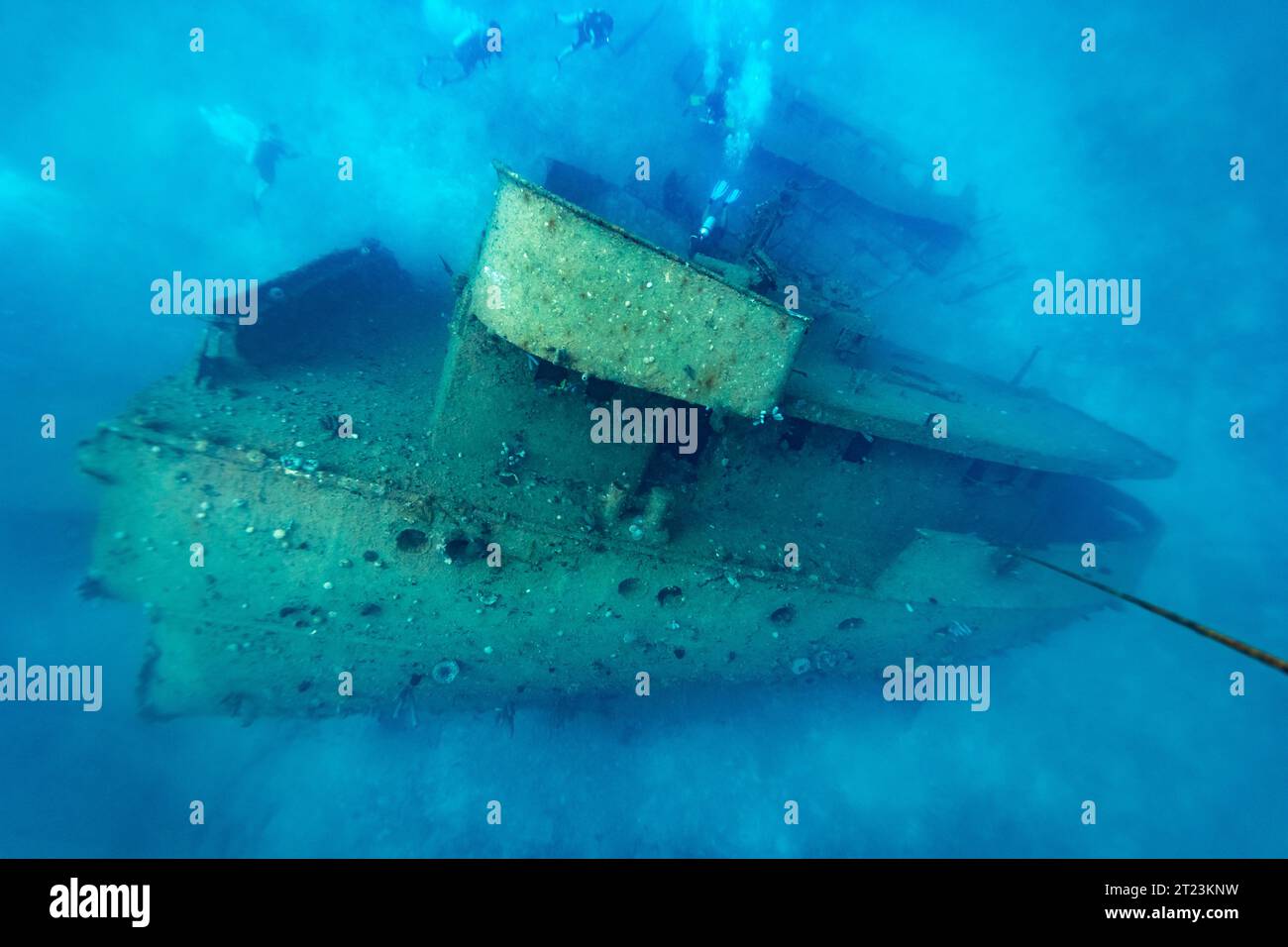Top down view broken hull of sunken shipwreck with scuba divers Stock ...