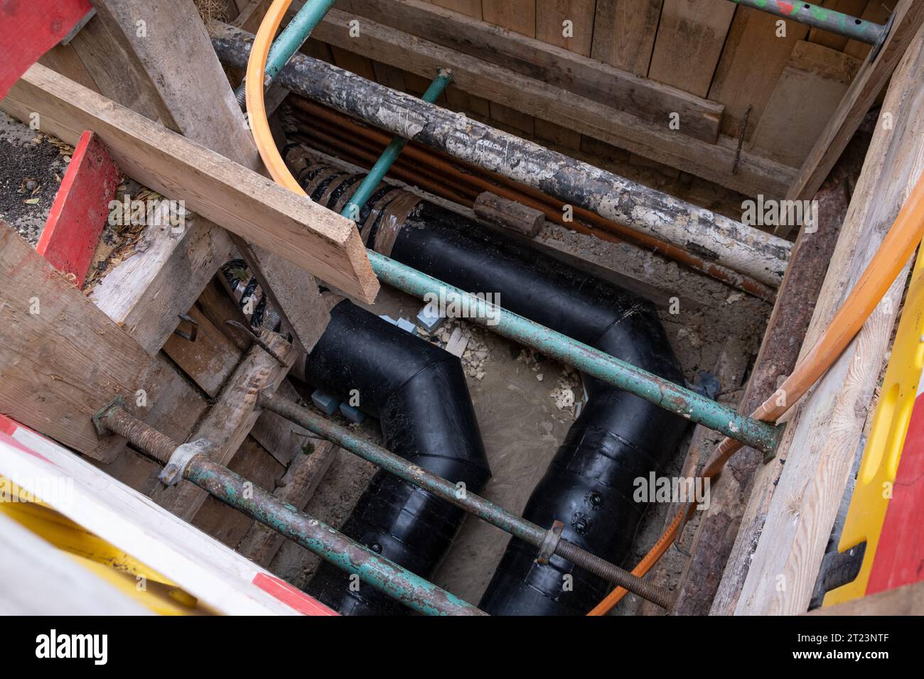 Underground distribution of water, Street building working ...