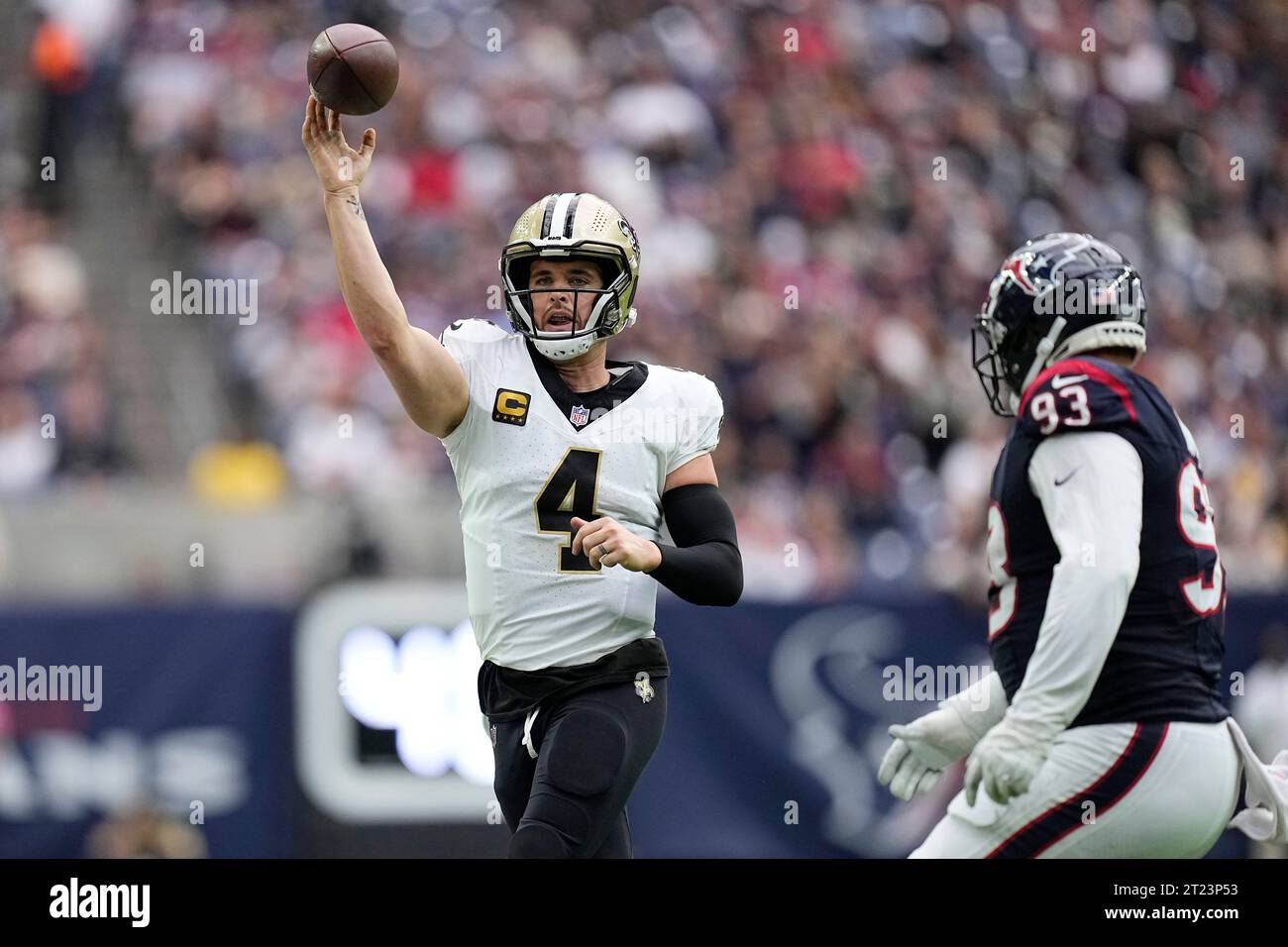New Orleans Saints quarterback Derek Carr (4) throws against the ...