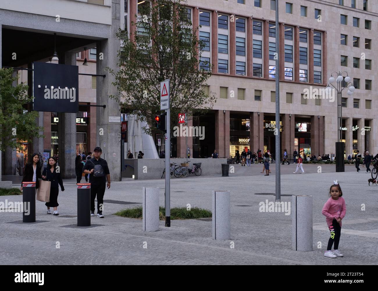 San Babila square cityscape in Milan, Lombardy, Italy Stock Photo - Alamy